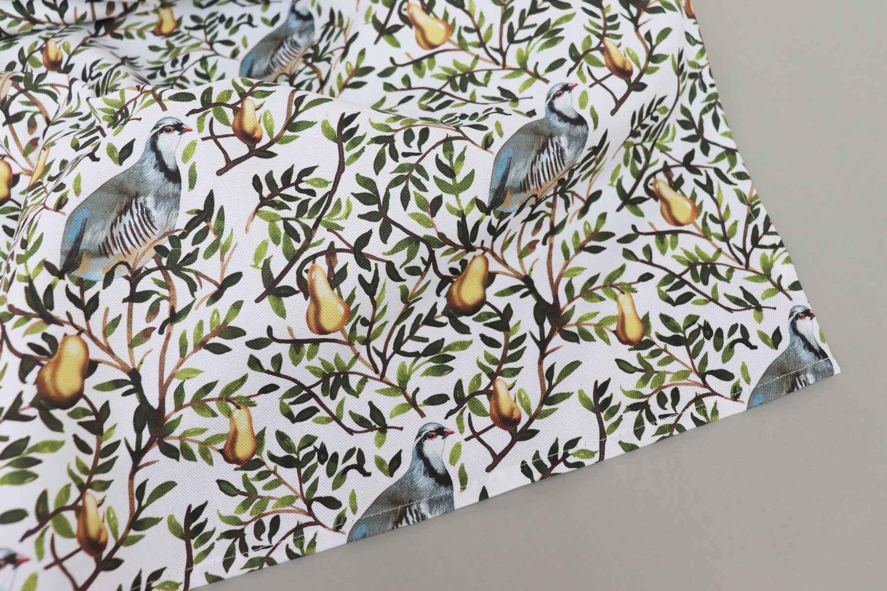 PARTRIDGE IN A PEAR TREE COTTON TABLE RUNNER